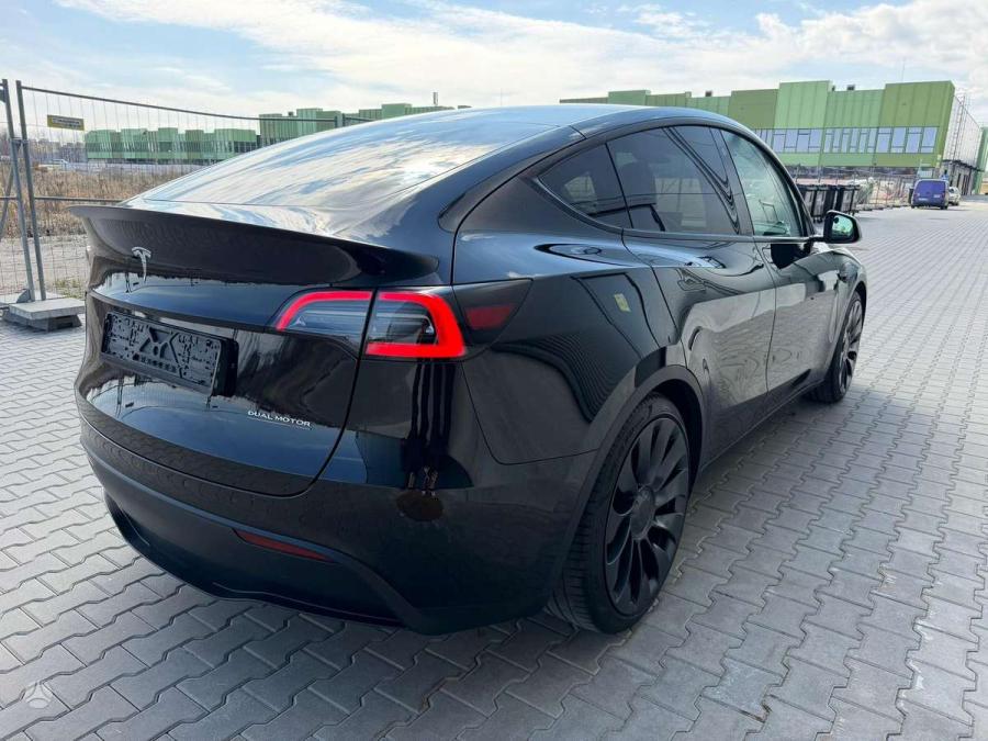 Black Tesla Model Y 2023 in Kaunas, with an engine capacity of 0.00 L and mileage of 52 thousand km for 33990 €, photo 5 on AUTOMOTO.COM.LV