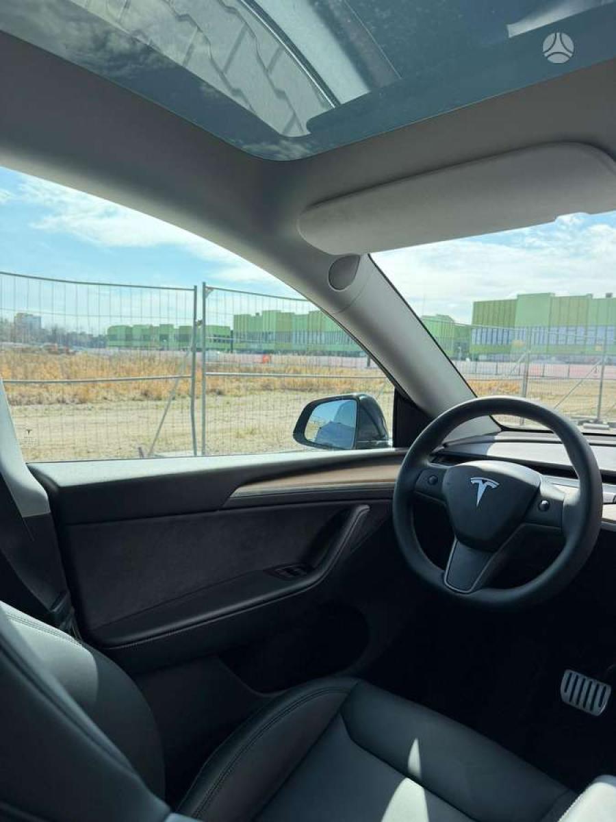 Black Tesla Model Y 2023 in Kaunas, with an engine capacity of 0.00 L and mileage of 52 thousand km for 33990 €, photo 8 on AUTOMOTO.COM.LV