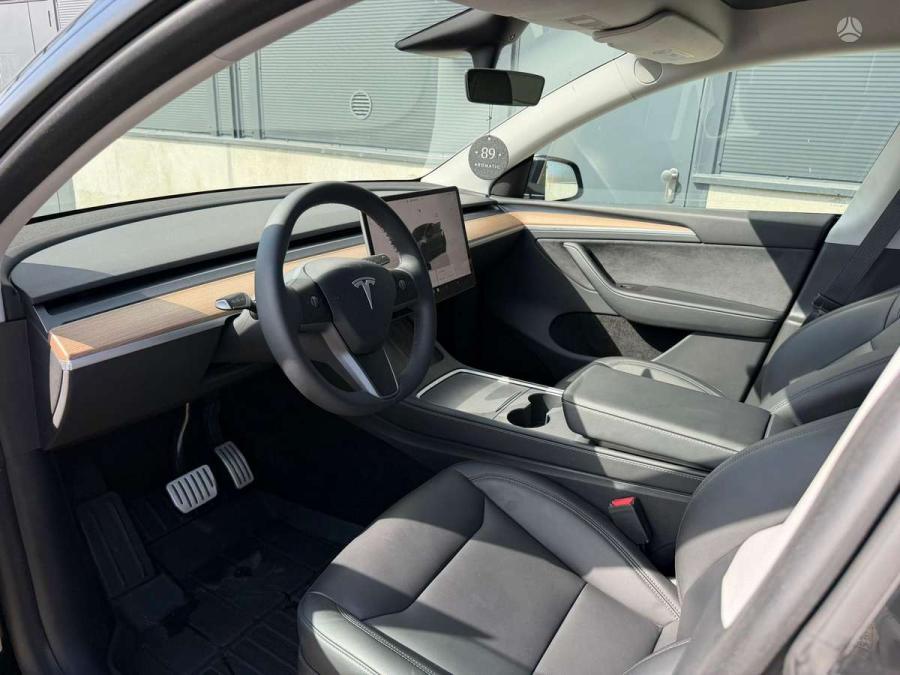 Black Tesla Model Y 2023 in Kaunas, with an engine capacity of 0.00 L and mileage of 52 thousand km for 33990 €, photo 11 on AUTOMOTO.COM.LV