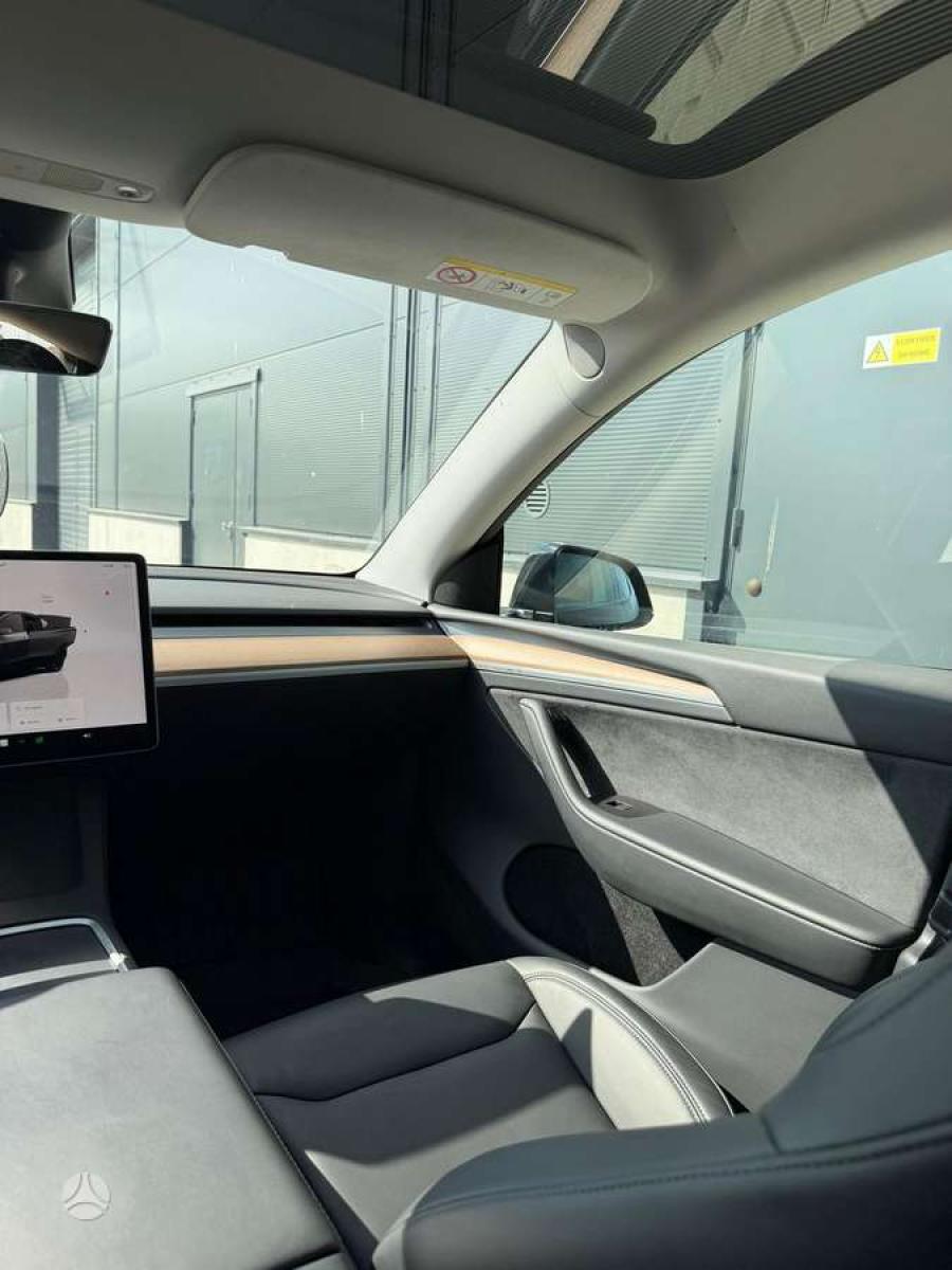 Black Tesla Model Y 2023 in Kaunas, with an engine capacity of 0.00 L and mileage of 52 thousand km for 33990 €, photo 12 on AUTOMOTO.COM.LV