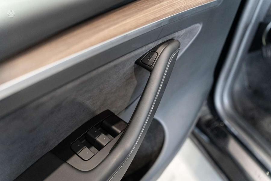 Melns Tesla Model Y 2023 Viļņa, ar dzinēja tilpumu 0.00 L un nobraukumu 104 tūkst. km par 33900 €, foto 12 vietnē AUTOMOTO.COM.LV