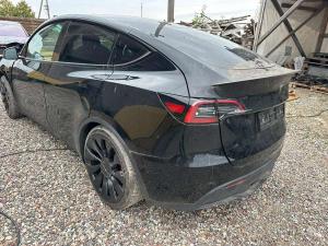 Melns Tesla Model Y 2023 Klaipėda, ar dzinēja tilpumu 0.00 L un nobraukumu 32 tūkst. km par 14900 €, foto  vietnē AUTOMOTO.COM.LV