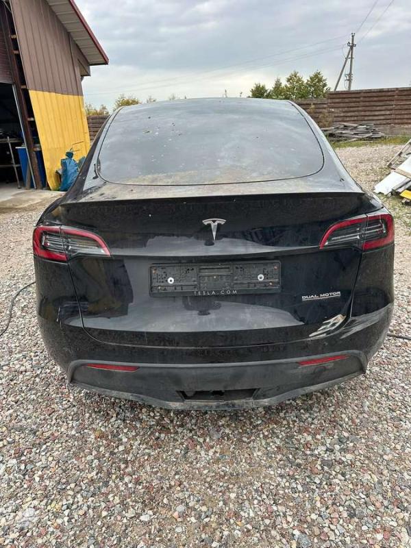 Melns Tesla Model Y 2023 Klaipėda, ar dzinēja tilpumu 0.00 L un nobraukumu 32 tūkst. km par 14900 €, foto 3 vietnē AUTOMOTO.COM.LV