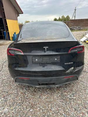 Melns Tesla Model Y 2023 Klaipėda, ar dzinēja tilpumu 0.00 L un nobraukumu 32 tūkst. km par 14900 €, foto 3 vietnē AUTOMOTO.COM.LV