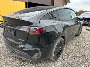 Melns Tesla Model Y 2023 Klaipėda, ar dzinēja tilpumu 0.00 L un nobraukumu 32 tūkst. km par 14900 €, foto 4 vietnē AUTOMOTO.COM.LV