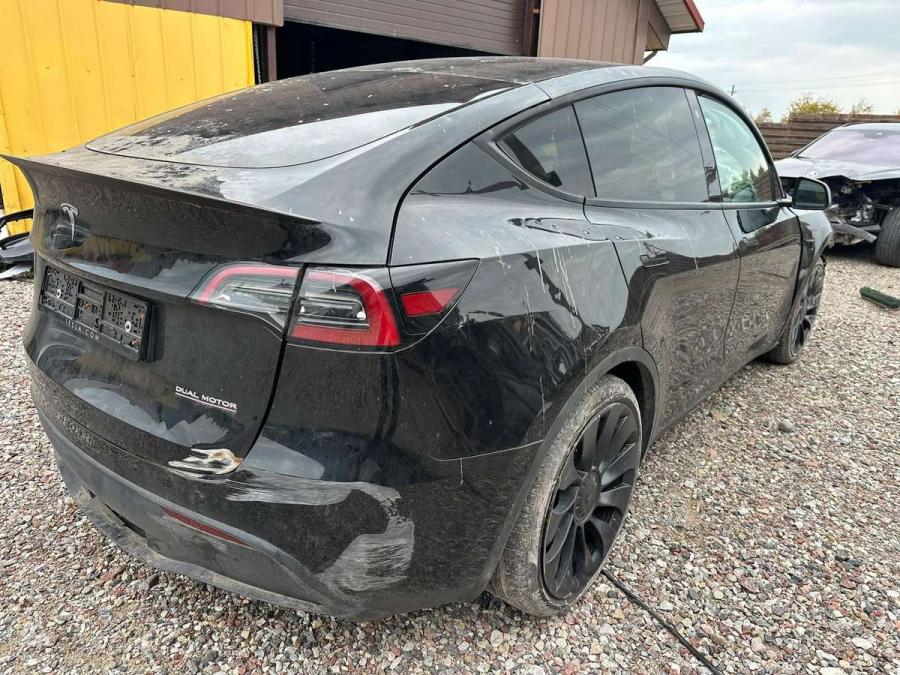 Melns Tesla Model Y 2023 Klaipėda, ar dzinēja tilpumu 0.00 L un nobraukumu 32 tūkst. km par 14900 €, foto 4 vietnē AUTOMOTO.COM.LV