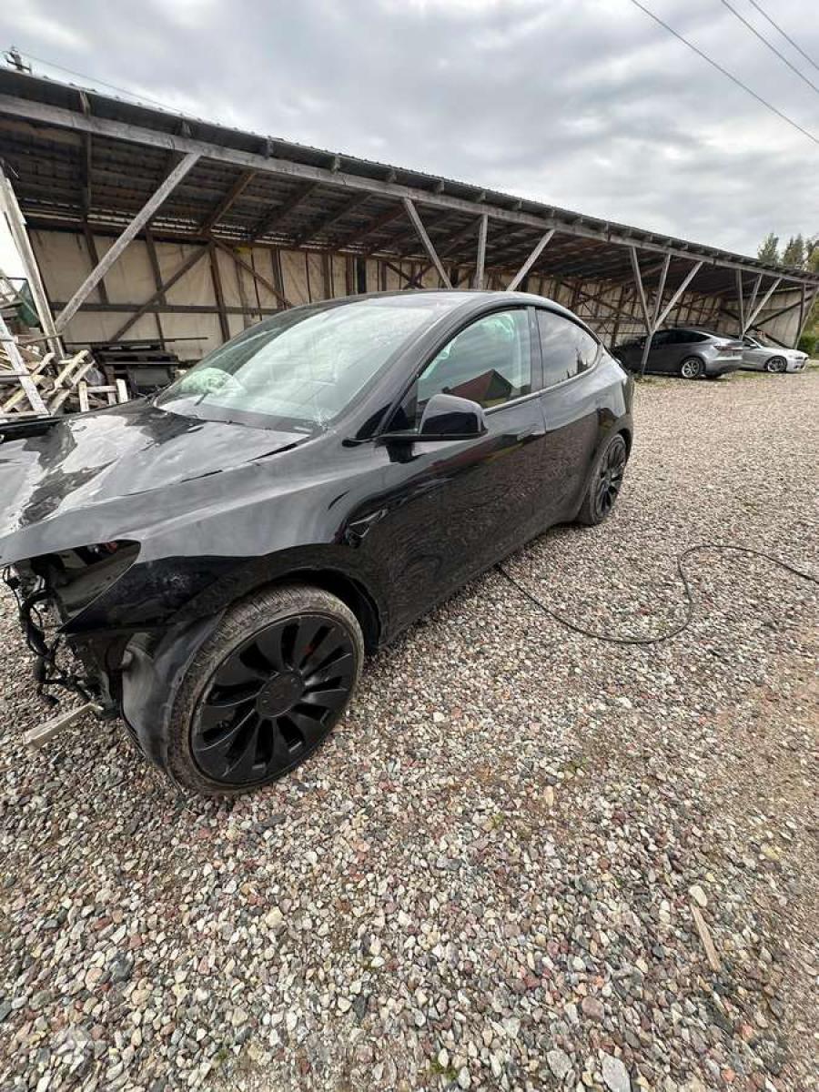 Melns Tesla Model Y 2023 Klaipėda, ar dzinēja tilpumu 0.00 L un nobraukumu 32 tūkst. km par 14900 €, foto 5 vietnē AUTOMOTO.COM.LV