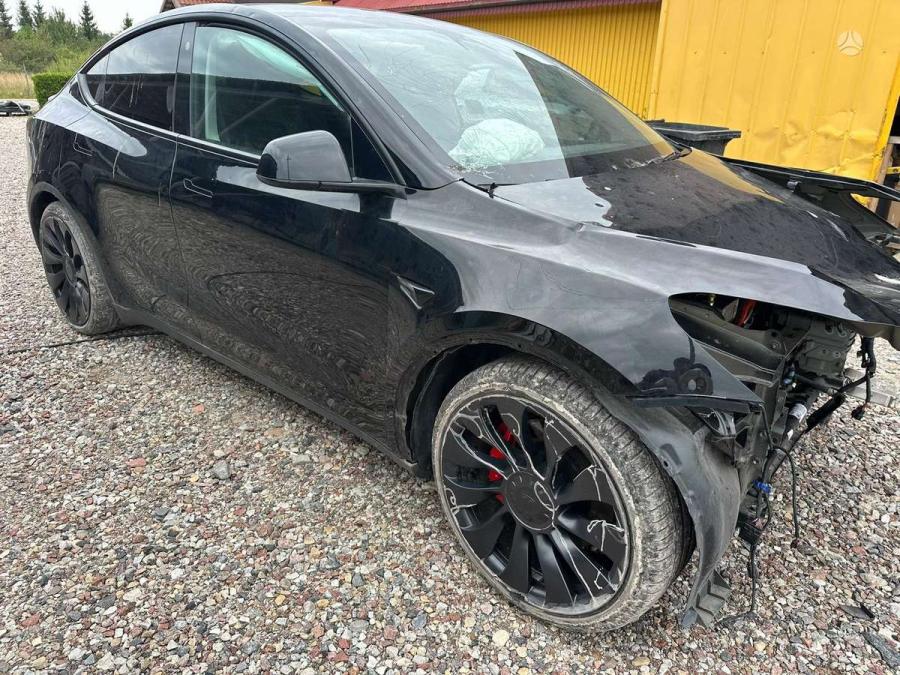 Melns Tesla Model Y 2023 Klaipėda, ar dzinēja tilpumu 0.00 L un nobraukumu 32 tūkst. km par 14900 €, foto 6 vietnē AUTOMOTO.COM.LV