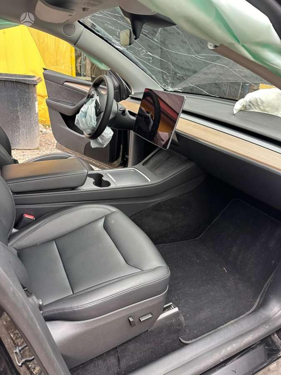 Melns Tesla Model Y 2023 Klaipėda, ar dzinēja tilpumu 0.00 L un nobraukumu 32 tūkst. km par 14900 €, foto 11 vietnē AUTOMOTO.COM.LV