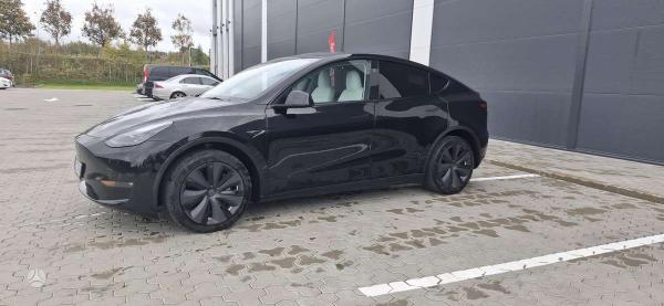 Black Tesla Model Y 2023 in Vilnius, with an engine capacity of 0.00 L and mileage of 39 thousand km for 26900 €, photo 3 on AUTOMOTO.COM.LV