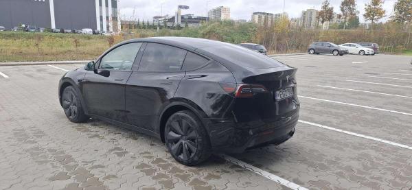 Black Tesla Model Y 2023 in Vilnius, with an engine capacity of 0.00 L and mileage of 39 thousand km for 26900 €, photo 10 on AUTOMOTO.COM.LV