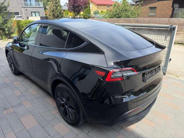 Black Tesla Model Y 2024 in Kaunas, with an engine capacity of 0.00 L and mileage of 16 thousand km for 37250 €, photo 3 on AUTOMOTO.COM.LV