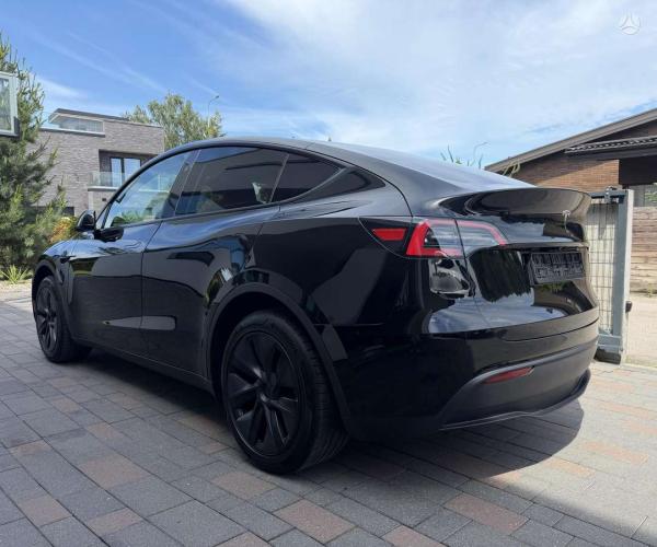 Black Tesla Model Y 2024 in Kaunas, with an engine capacity of 0.00 L and mileage of 16 thousand km for 37250 €, photo 4 on AUTOMOTO.COM.LV