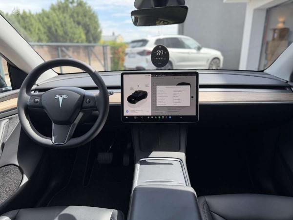 Black Tesla Model Y 2024 in Kaunas, with an engine capacity of 0.00 L and mileage of 16 thousand km for 37250 €, photo 7 on AUTOMOTO.COM.LV