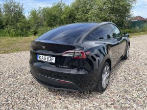 Black Tesla Model Y 2024 in Vilnius, with an engine capacity of 0.00 L and mileage of 195 thousand km for 25900 €, photo 4 on AUTOMOTO.COM.LV