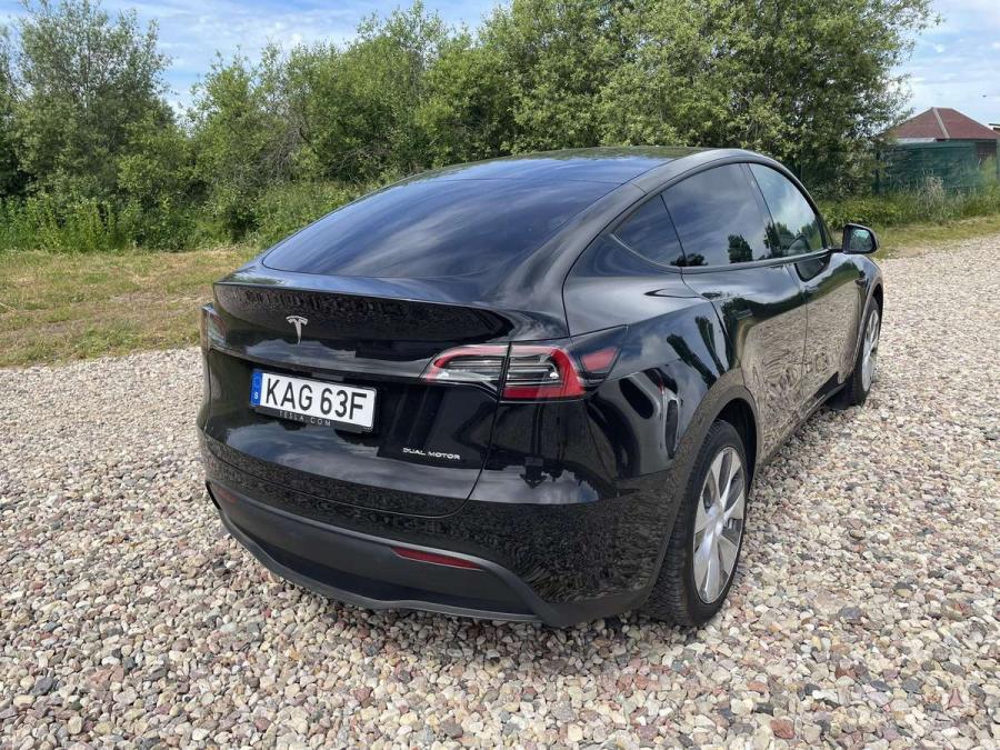 Black Tesla Model Y 2024 in Vilnius, with an engine capacity of 0.00 L and mileage of 195 thousand km for 25900 €, photo 4 on AUTOMOTO.COM.LV