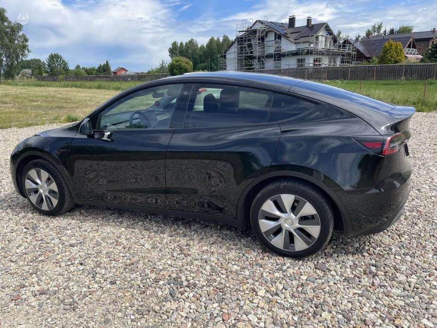 Black Tesla Model Y 2024 in Vilnius, with an engine capacity of 0.00 L and mileage of 195 thousand km for 25900 €, photo 9 on AUTOMOTO.COM.LV