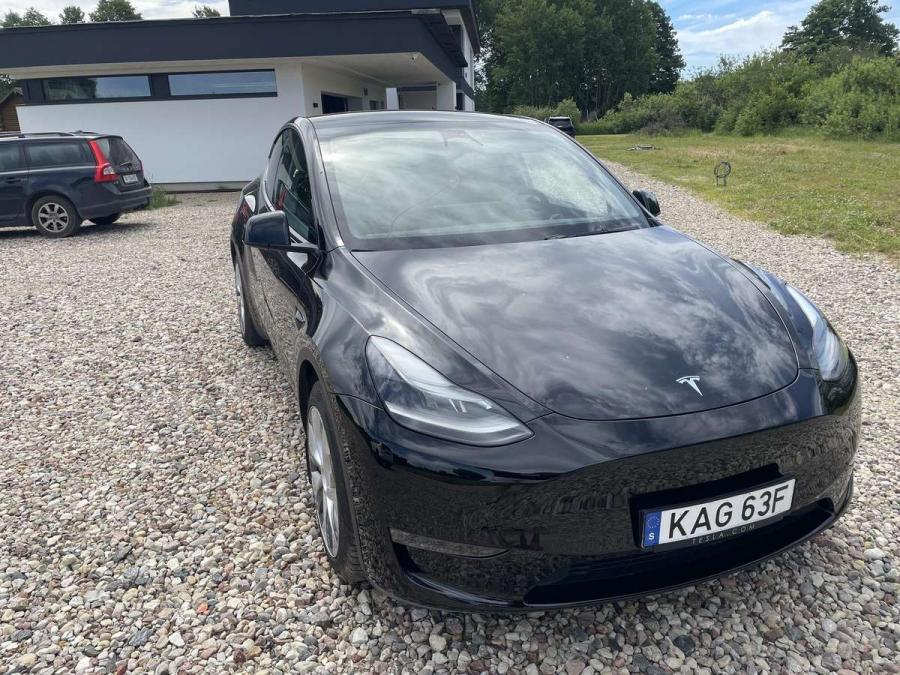 Black Tesla Model Y 2024 in Vilnius, with an engine capacity of 0.00 L and mileage of 195 thousand km for 25900 €, photo 15 on AUTOMOTO.COM.LV