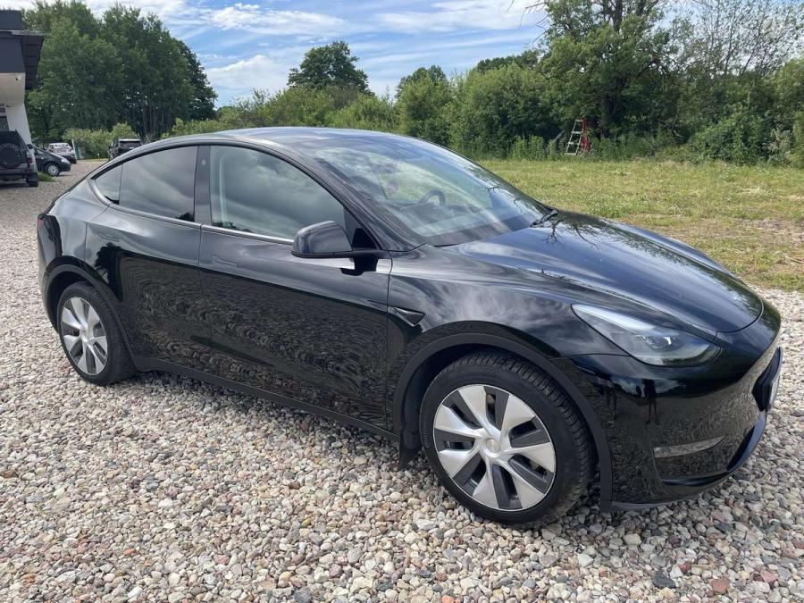 Black Tesla Model Y 2024 in Vilnius, with an engine capacity of 0.00 L and mileage of 195 thousand km for 25900 €, photo 17 on AUTOMOTO.COM.LV