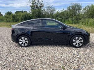 Black Tesla Model Y 2024 in Vilnius, with an engine capacity of 0.00 L and mileage of 195 thousand km for 25900 €, photo 19 on AUTOMOTO.COM.LV
