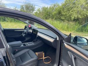 Black Tesla Model Y 2024 in Vilnius, with an engine capacity of 0.00 L and mileage of 195 thousand km for 25900 €, photo 21 on AUTOMOTO.COM.LV