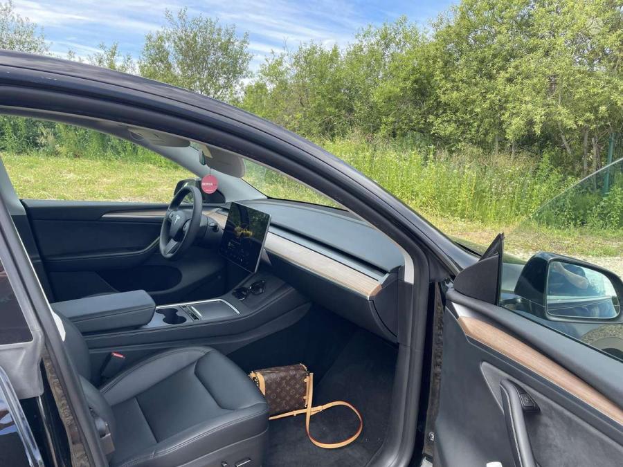 Black Tesla Model Y 2024 in Vilnius, with an engine capacity of 0.00 L and mileage of 195 thousand km for 25900 €, photo 21 on AUTOMOTO.COM.LV