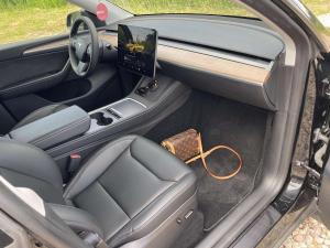 Black Tesla Model Y 2024 in Vilnius, with an engine capacity of 0.00 L and mileage of 195 thousand km for 25900 €, photo 22 on AUTOMOTO.COM.LV