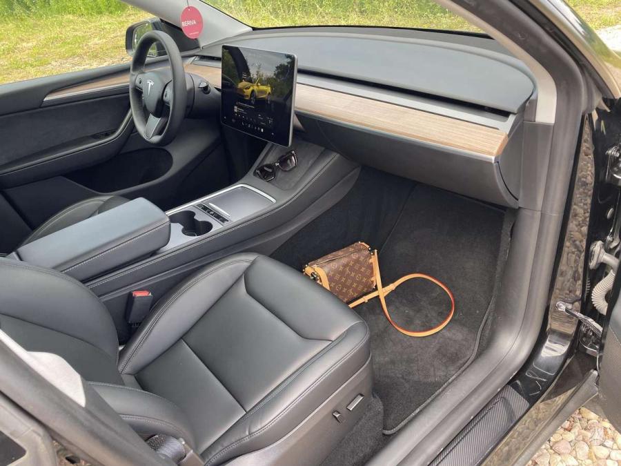Black Tesla Model Y 2024 in Vilnius, with an engine capacity of 0.00 L and mileage of 195 thousand km for 25900 €, photo 22 on AUTOMOTO.COM.LV