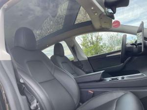 Black Tesla Model Y 2024 in Vilnius, with an engine capacity of 0.00 L and mileage of 195 thousand km for 25900 €, photo 23 on AUTOMOTO.COM.LV