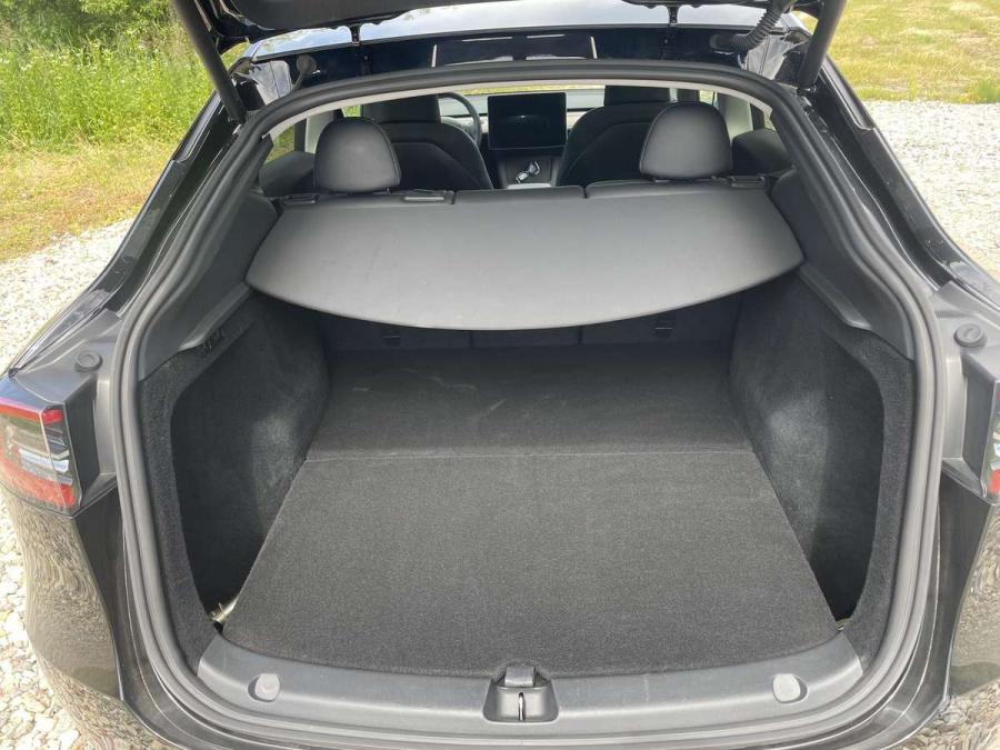 Black Tesla Model Y 2024 in Vilnius, with an engine capacity of 0.00 L and mileage of 195 thousand km for 25900 €, photo 27 on AUTOMOTO.COM.LV