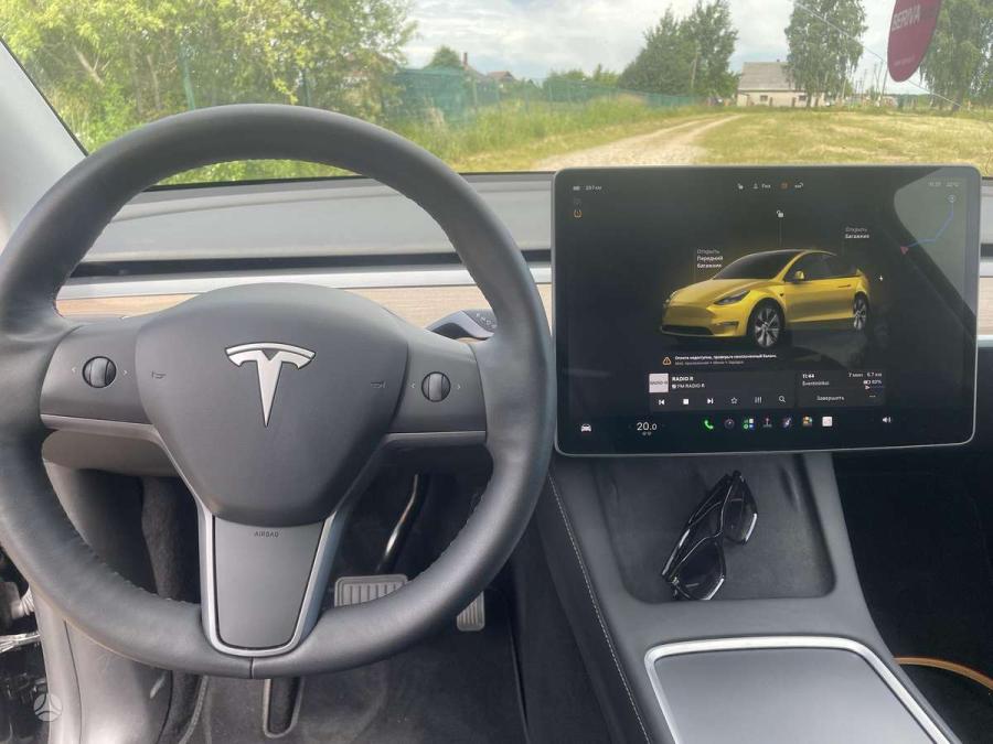 Black Tesla Model Y 2024 in Vilnius, with an engine capacity of 0.00 L and mileage of 195 thousand km for 25900 €, photo 32 on AUTOMOTO.COM.LV
