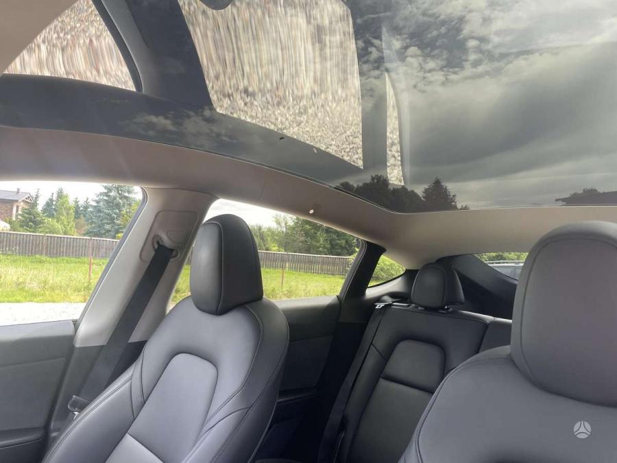 Black Tesla Model Y 2024 in Vilnius, with an engine capacity of 0.00 L and mileage of 195 thousand km for 25900 €, photo 35 on AUTOMOTO.COM.LV