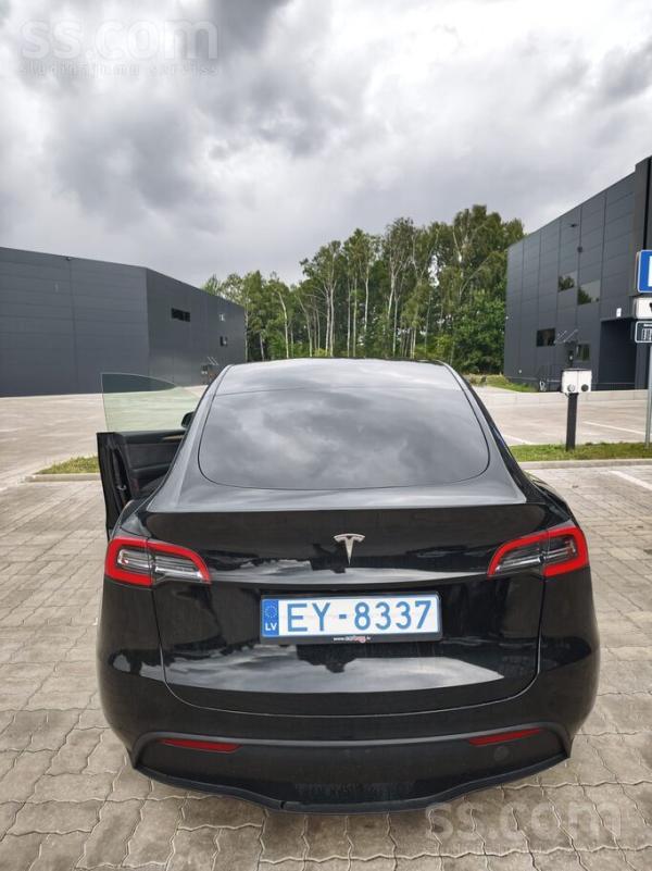 Black Tesla Model Y 2024 in Riga, with an engine capacity of 0.00 L and mileage of 28 thousand km for 31500 €, photo 2 on AUTOMOTO.COM.LV