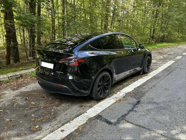 Тесла Модель Y 2024 в Вильнюс на AUTOMOTO.COM.LV Черный Тесла Модель Y 2024 в Вильнюс, объемом двигателя 0.00 л и пробегом 49 тыс. км за 39800 €, фото 4 на AUTOMOTO.COM.LV