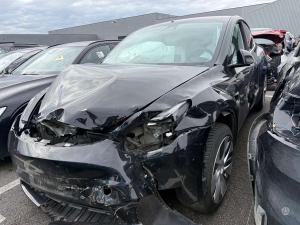 Black Tesla Model Y 2024 in Prienai, with an engine capacity of 0.00 L and mileage of 115 thousand km for 17900 €, photo 3 on AUTOMOTO.COM.LV