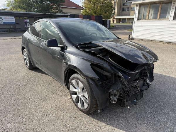 Black Tesla Model Y 2024 in Kaunas, with an engine capacity of 0.00 L and mileage of 50 thousand km for 23990 €, photo 1 on AUTOMOTO.COM.LV