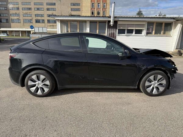 Black Tesla Model Y 2024 in Kaunas, with an engine capacity of 0.00 L and mileage of 50 thousand km for 23990 €, photo 3 on AUTOMOTO.COM.LV
