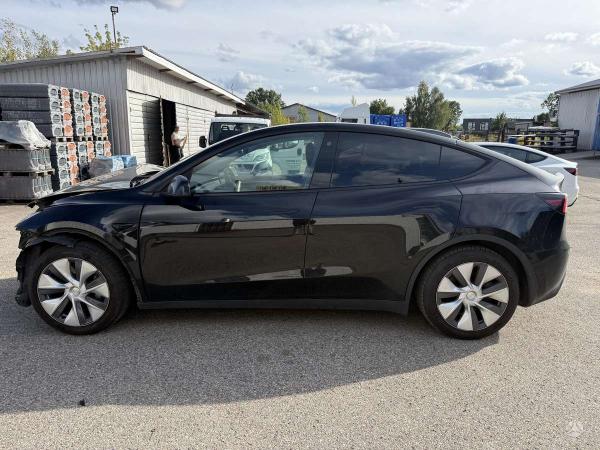 Black Tesla Model Y 2024 in Kaunas, with an engine capacity of 0.00 L and mileage of 50 thousand km for 23990 €, photo 4 on AUTOMOTO.COM.LV