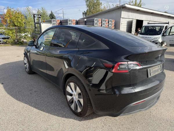 Black Tesla Model Y 2024 in Kaunas, with an engine capacity of 0.00 L and mileage of 50 thousand km for 23990 €, photo 7 on AUTOMOTO.COM.LV