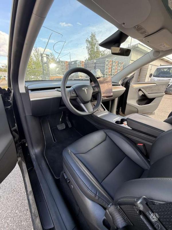 Black Tesla Model Y 2024 in Kaunas, with an engine capacity of 0.00 L and mileage of 50 thousand km for 23990 €, photo 9 on AUTOMOTO.COM.LV