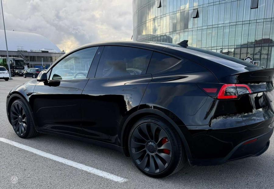 Melns Tesla Model Y 2024 Šauļi, ar dzinēja tilpumu 0.00 L un nobraukumu 43 tūkst. km par 33900 €, foto 3 vietnē AUTOMOTO.COM.LV