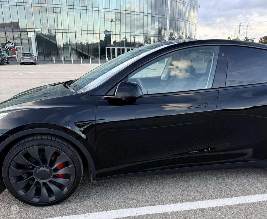 Melns Tesla Model Y 2024 Šauļi, ar dzinēja tilpumu 0.00 L un nobraukumu 43 tūkst. km par 33900 €, foto 4 vietnē AUTOMOTO.COM.LV