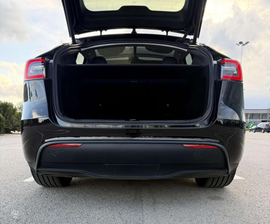 Melns Tesla Model Y 2024 Šauļi, ar dzinēja tilpumu 0.00 L un nobraukumu 43 tūkst. km par 33900 €, foto 12 vietnē AUTOMOTO.COM.LV