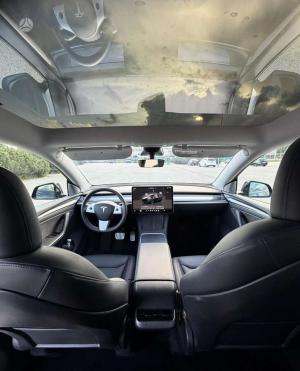 Melns Tesla Model Y 2024 Šauļi, ar dzinēja tilpumu 0.00 L un nobraukumu 43 tūkst. km par 33900 €, foto 14 vietnē AUTOMOTO.COM.LV