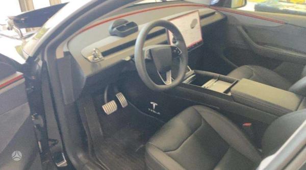 Black Tesla Model Y 2025 in Klaipeda, with an engine capacity of 0.00 L and mileage of 19 thousand km for 25800 €, photo 5 on AUTOMOTO.COM.LV