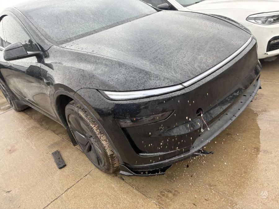 Black Tesla Model Y 2026 in Vilnius, with an engine capacity of 0.00 L and mileage of 2 thousand km for 29900 €, photo 16 on AUTOMOTO.COM.LV