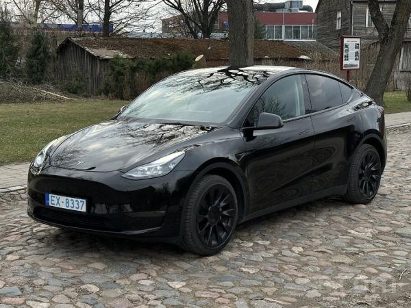 Black Tesla Model Y 2022 in Jelgava, with an engine capacity of 0.00 L and mileage of 63 thousand km for 31490 €, photo 1 on AUTOMOTO.COM.LV
