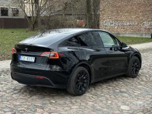 Black Tesla Model Y 2022 in Jelgava, with an engine capacity of 0.00 L and mileage of 63 thousand km for 31490 €, photo 2 on AUTOMOTO.COM.LV