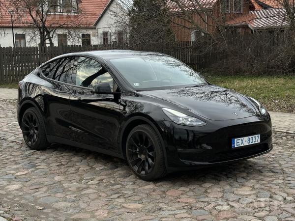 Black Tesla Model Y 2022 in Jelgava, with an engine capacity of 0.00 L and mileage of 63 thousand km for 31490 €, photo 3 on AUTOMOTO.COM.LV