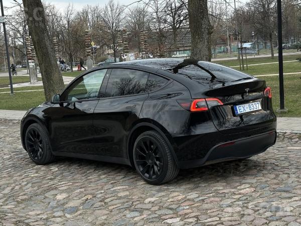 Black Tesla Model Y 2022 in Jelgava, with an engine capacity of 0.00 L and mileage of 63 thousand km for 31490 €, photo 4 on AUTOMOTO.COM.LV